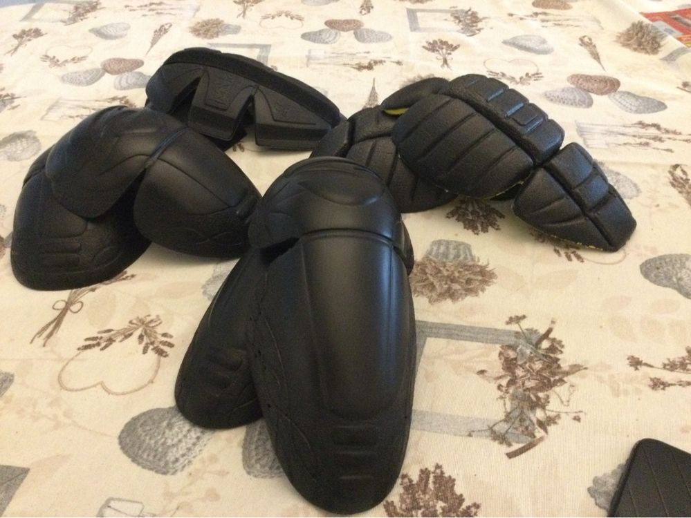 Safe Max 2 Mal Knieprotektoren 2 Schulterprotektoren (Gebraucht) in ...