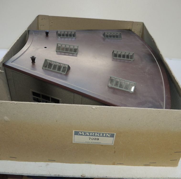 Märklin Lokschuppen 7028 mit OVP (Gebraucht) in Courtaman für CHF 95 ...