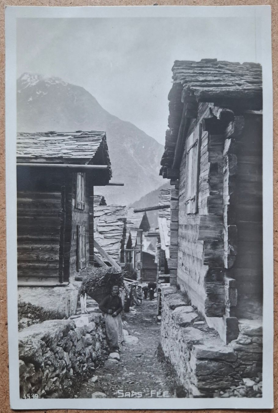 AK Saas Fee VS "Walliser Häuser Dorfstrasse"1926 (Gebraucht) in Aarburg ...
