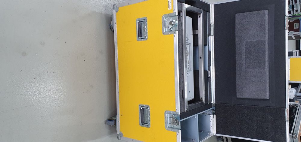 Projektor Sanyo XF31E mit Fluggeschirr, im Case mit Inlet (Gebraucht ...