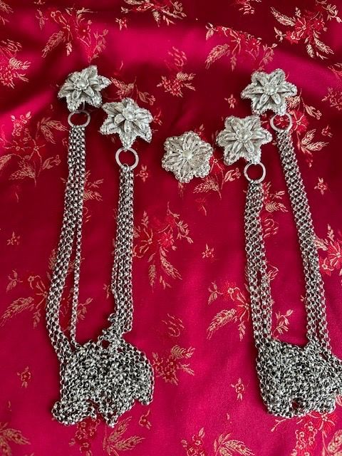 Tracht, Trachtenschmuck, Berner Tracht (Gebraucht) in Hindelbank für CHF 250 – mit Lieferung auf ...