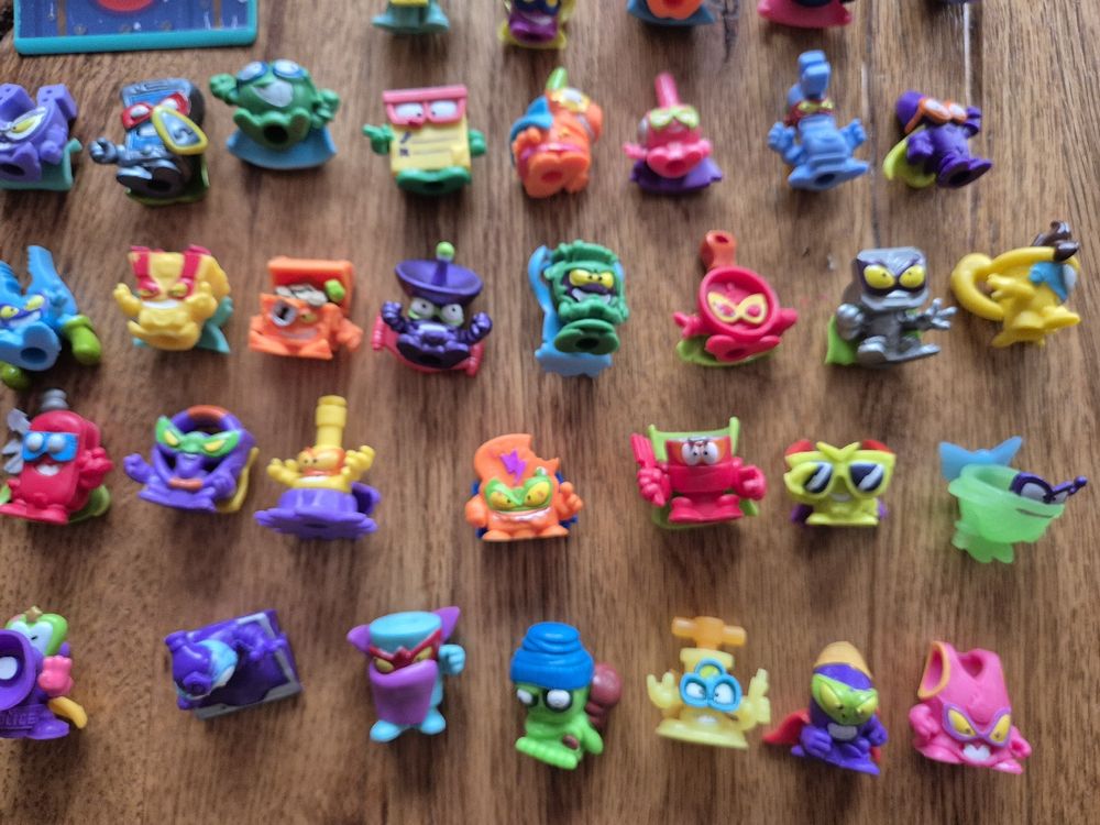 SuperZings Cyber Squad Serie mit Dose + 40 Figuren! (Neu (gemäss ...