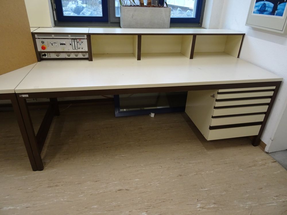 Labortisch mit Schubladen und Stromversorgung (Gebraucht) in für CHF 85 – nur Abholung auf ...
