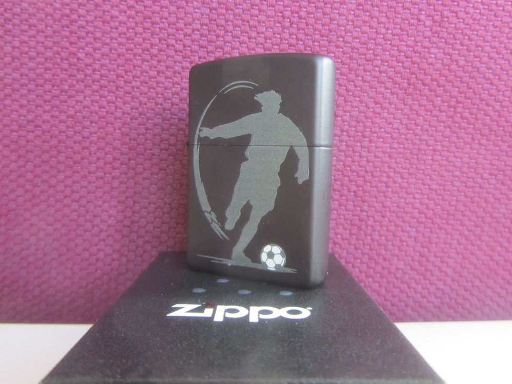 Zippo football NEW (Neu und originalverpackt) in Pampigny für CHF 30 ...