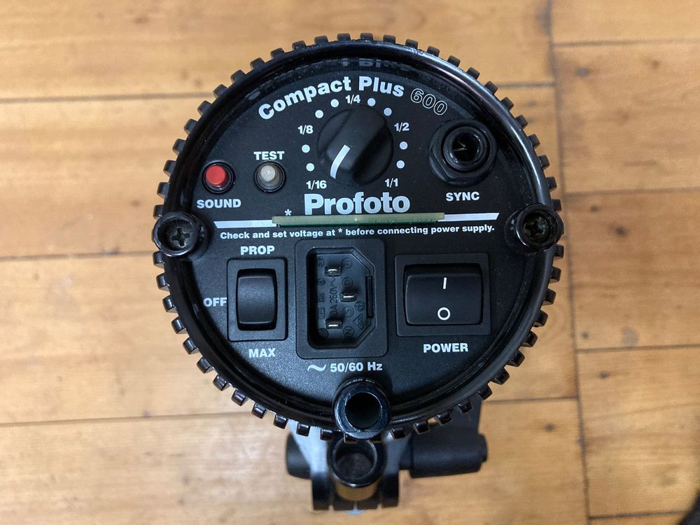 Profoto Compact Plus 600 inkl. 3 Reflektoren und Wabenhalter | Kaufen ...