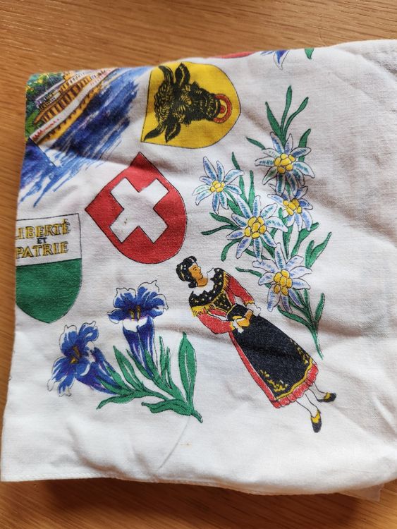 Grosses Tuch Swiss mit allen Schweizer Wappen u Folklore (Gebraucht) in ...