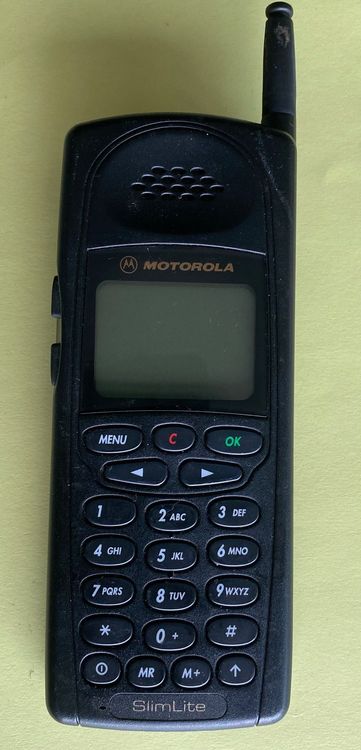 altes Kult-Motorola-Handy mit ausziehbarer Antenne (Defekt) in für CHF ...