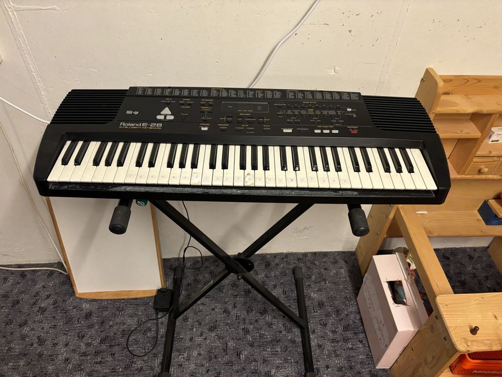 Roland E28 Keyboard mit Ständer | Kaufen auf Ricardo