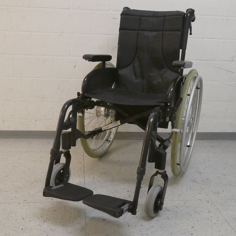 Rollstuhl Invacare SB 40 cm, nur CHF 219 | Kaufen auf Ricardo