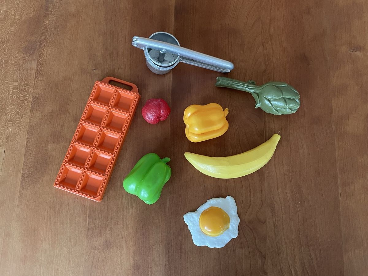 Vintage Toy Dishes and Food Play Set - 40+ Pieces! (Gebraucht) in ...