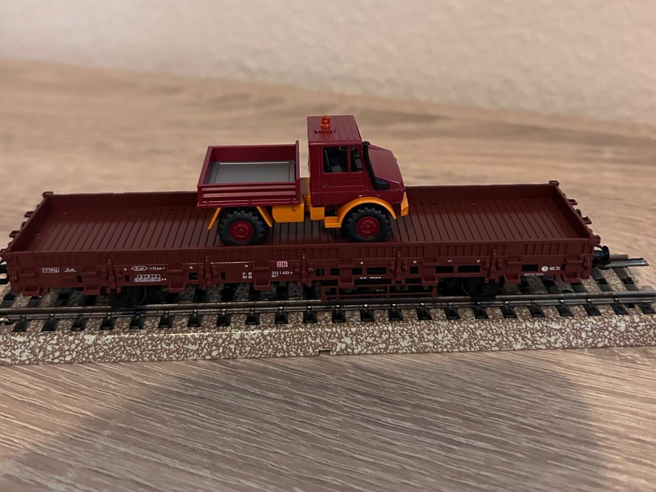 Märklin H0 Rungenwagen mit Beladung Unimog der DB (Gebraucht) in ...