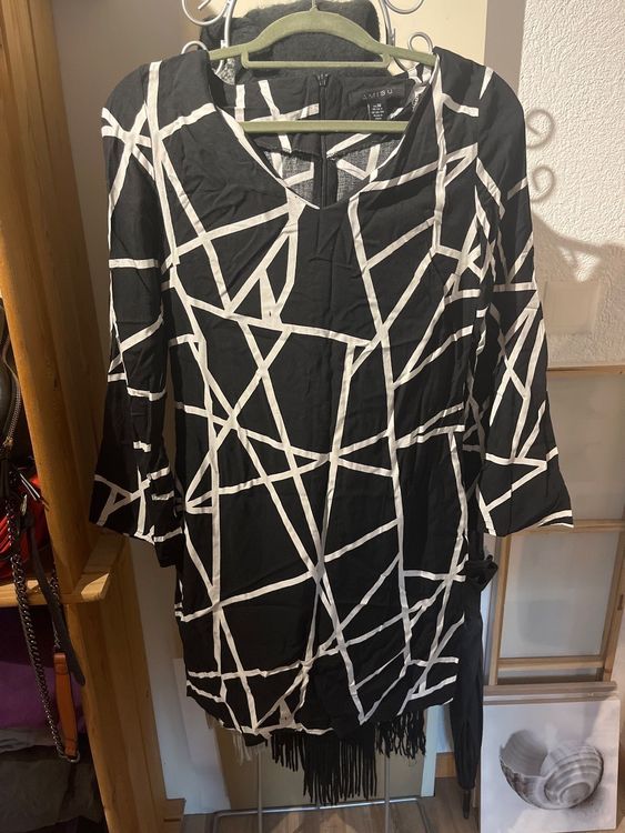 Robe noire et blanche AMISU (Gebraucht) in Le Locle für CHF 2.2 – mit ...