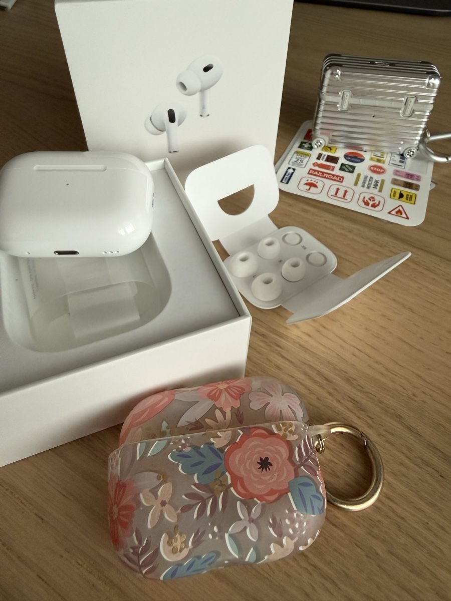 AirPods Pro 2nd Generation mit MagSafe Ladecase und 2 Hüllen (Gebraucht ...