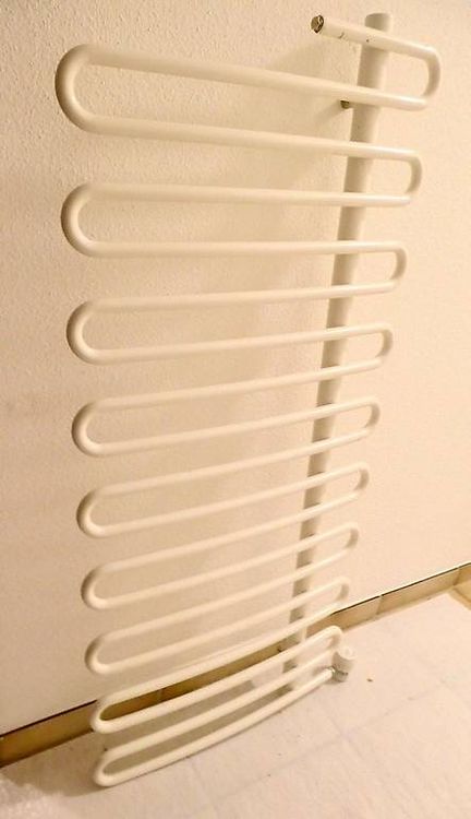 Badezimmer-Radiator / Radiatorschlange / Heizkörper (Gebraucht) in Vinelz für CHF 1 – nur ...