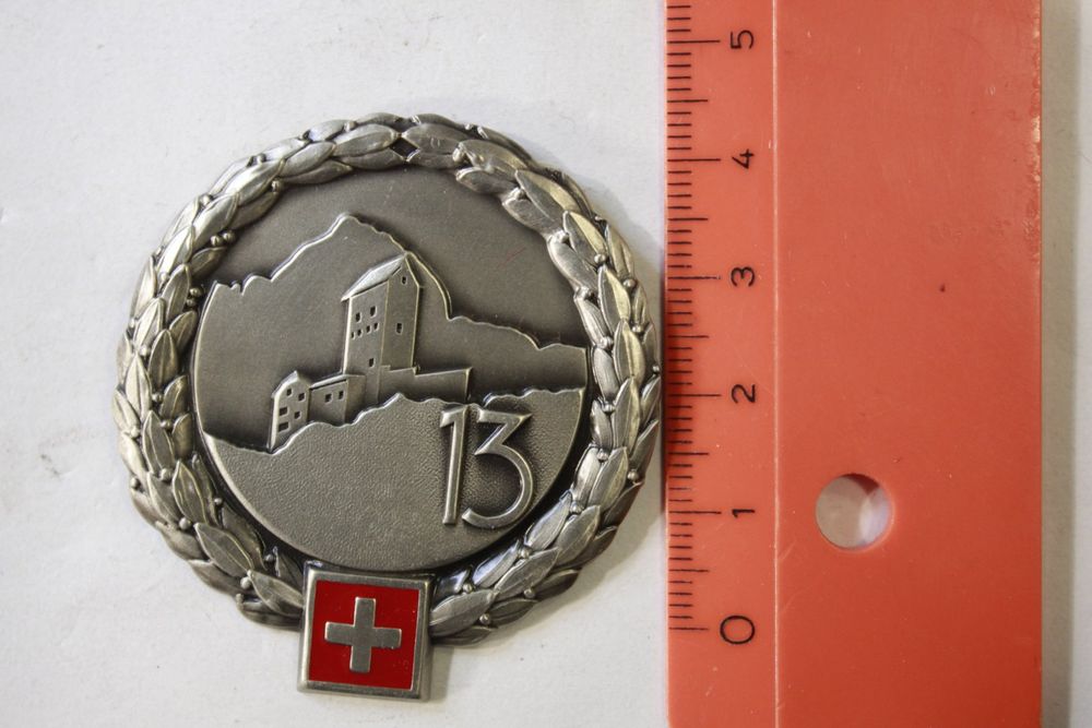 Badge 13 (D'occasion) à La plaine pour CHF 3 – avec livraison | Acheter ...