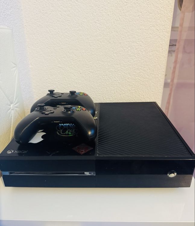 Xbox One with 2 controllers - Ready to play! (Gebraucht) in Emmenbrücke ...