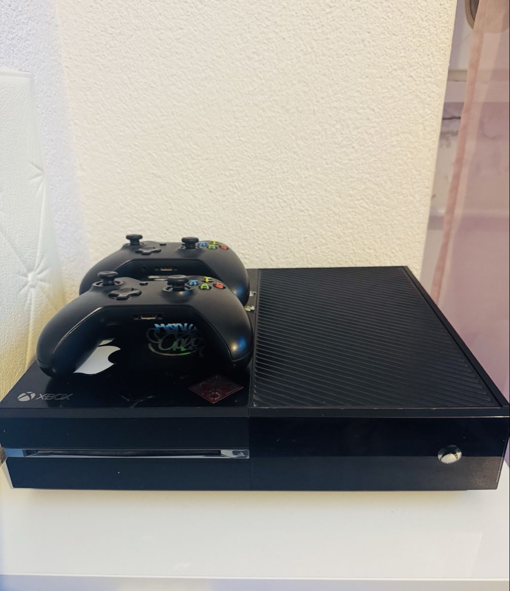 Xbox One with 2 controllers - Ready to play! (Gebraucht) in Emmenbrücke ...