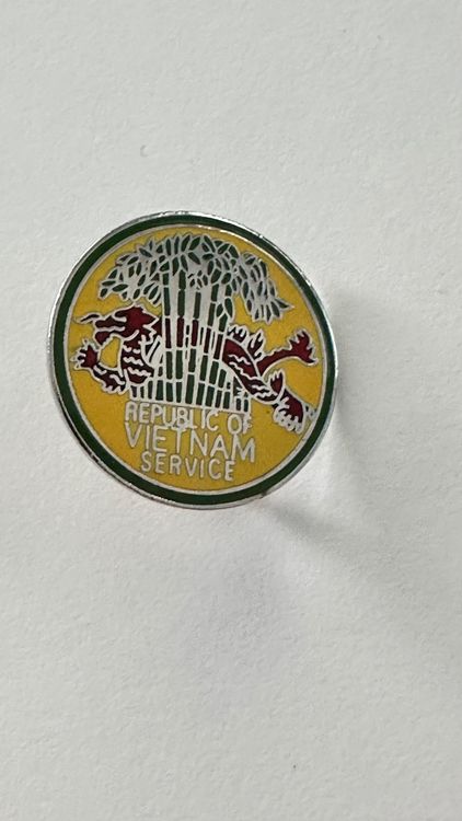 Vietnam Pin + (Gebraucht) in Gutenswil für CHF 4 – mit Lieferung auf Ricardo kaufen