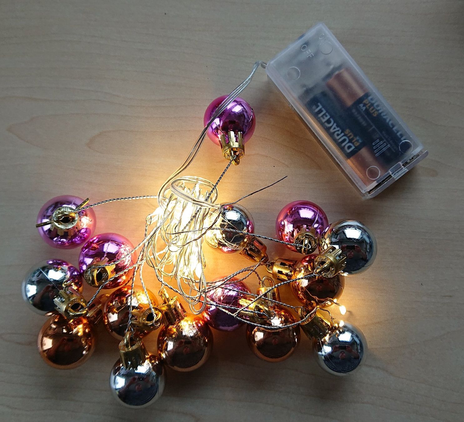 Lichterkette Mit Weien Kugeln