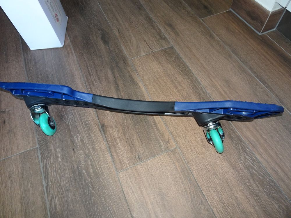 Snakeboard (Neu und originalverpackt) in Satigny für CHF 2.75 – mit ...