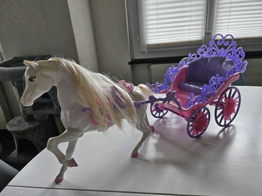 Cheval Barbie et son carosse (D'occasion) à Fully pour CHF 15 – retrait ...
