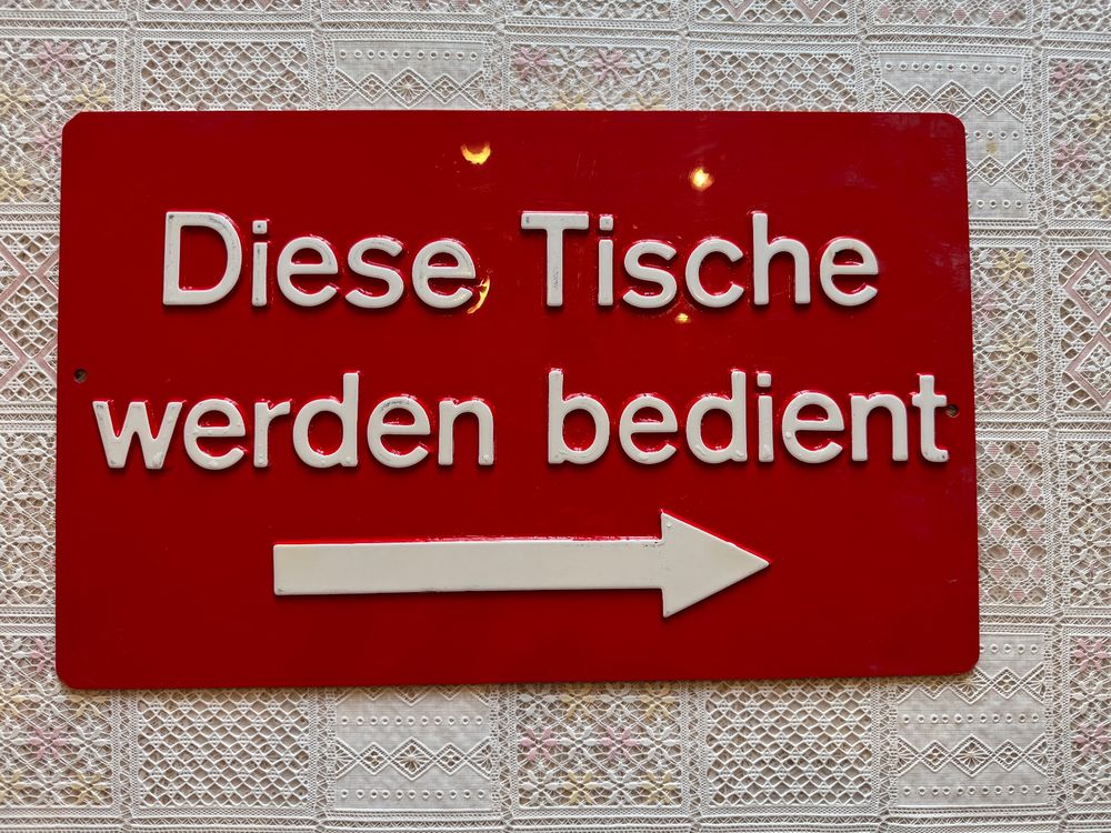 Schild: Diese Tische werden bedient (Gebraucht) in Winterthur für CHF 2 ...