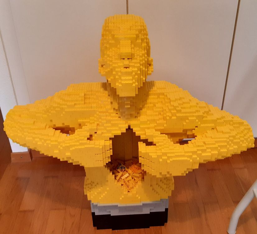 LEGO sculpture "Yellow" | Kaufen auf Ricardo