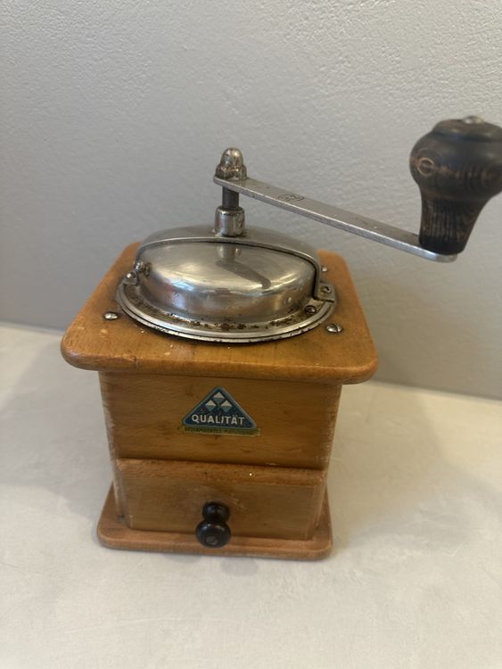Antike Kaffeemühle, Holz mit Schublade (Gebraucht) in Nebikon für CHF 20 – mit Lieferung auf ...