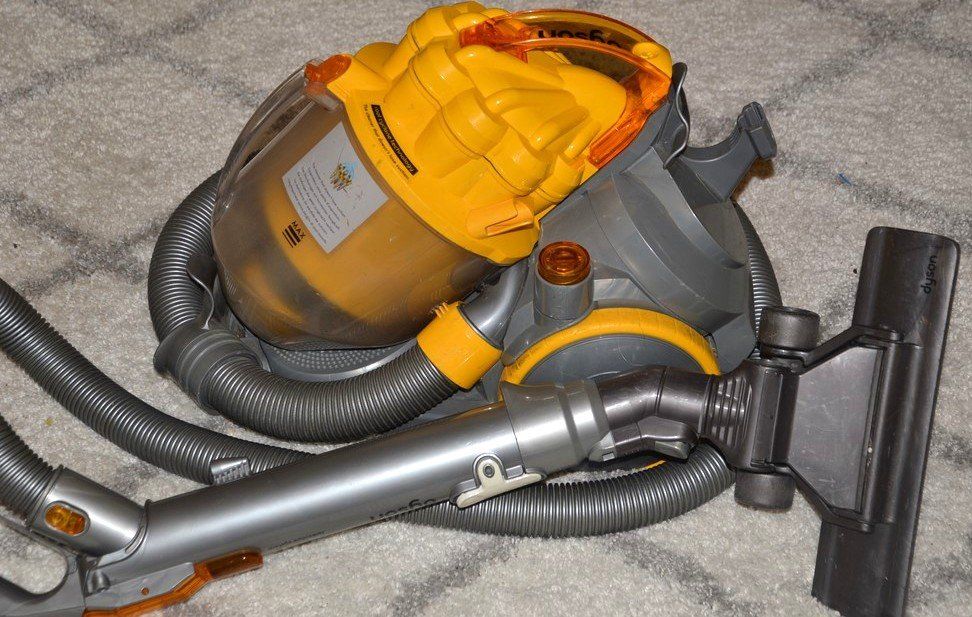 Dyson DC08 Staubsauger / aspirateur (Gebraucht) in Collonges für CHF ...