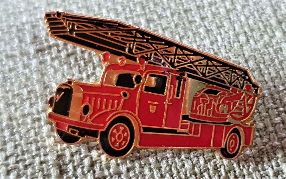 G986 - Pin Feuerwehr Auto Basel Drehleiter DL2 Saurer 1931 (Gebraucht) in Reinach BL für CHF 2 ...