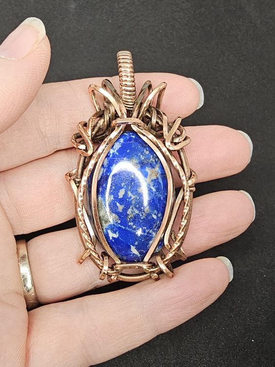 Anhänger mit Lapislazuli elegant umschlungen von Kupfer (Neu (gemäss Beschreibung)) in Sisseln ...