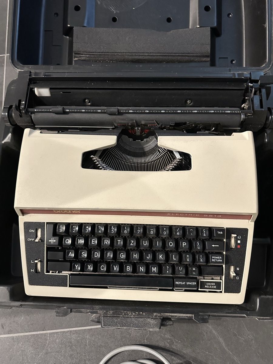 Vintage Portable Electric Typewriter with Case - Working! (Neu und ...