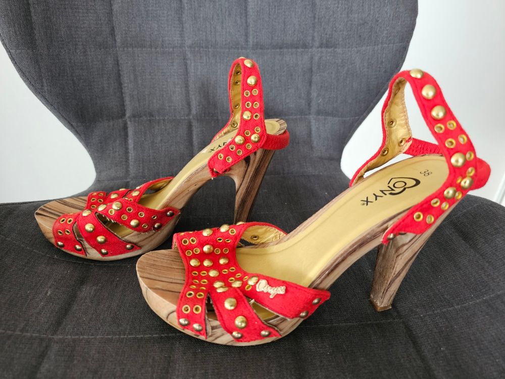 Sandales "Onyx" daim rouge, clous dorés, talon façon bois | Kaufen auf ...