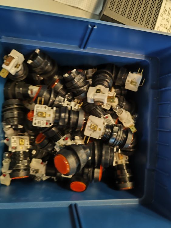 50 Stk. PUSH BUTTON (Neu und originalverpackt) in Zeiningen für CHF 50 ...