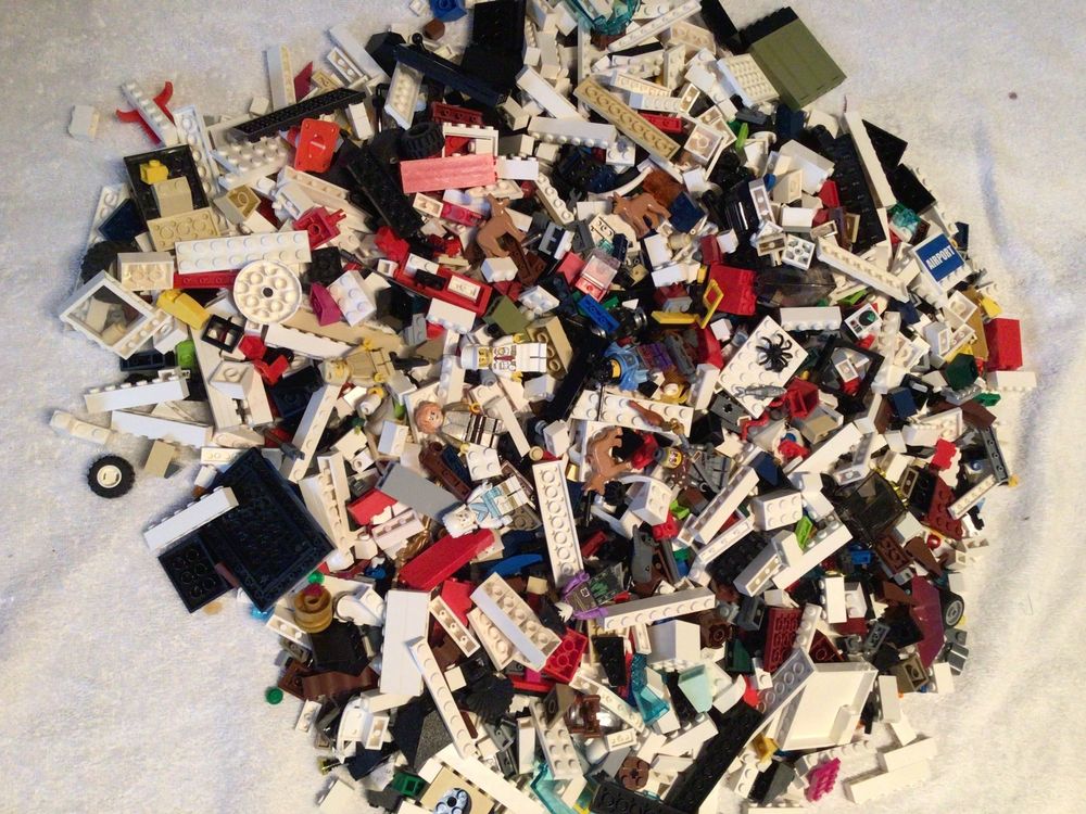 Lego viele Teile mit Figuren , Tiere und andere 1.900 gr (Gebraucht) in Zürich für CHF 25 – mit ...