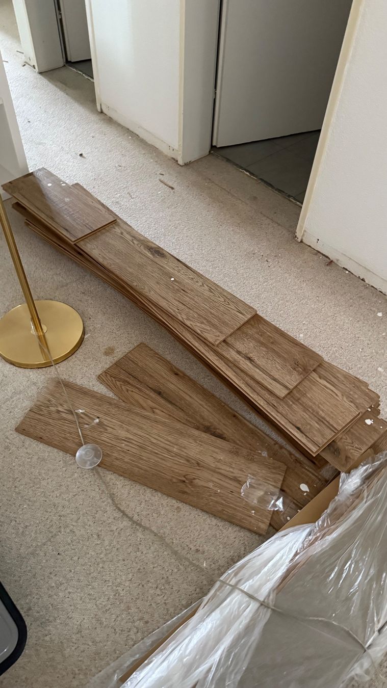 Laminat (130cm), ca. 100kg (Defekt) in Feusisberg für CHF 1 – nur ...