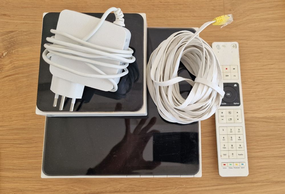 SWISSCOM TV BOX + ROUTER USED NOT TESTED (Defekt) in Lausanne für CHF 5 ...