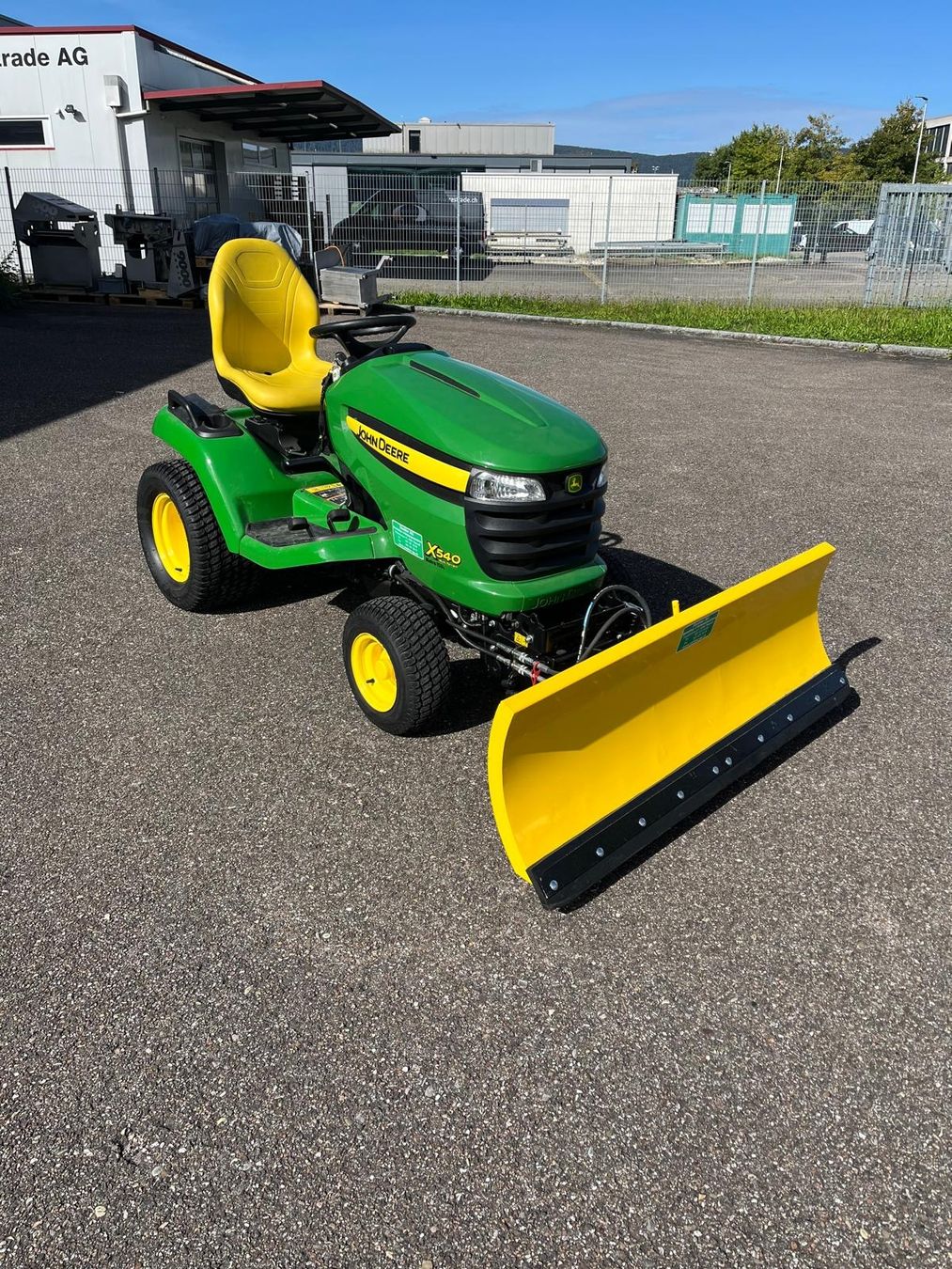 John Deere X540 Rasentraktor mit Schneepflug (Gebraucht) in Biel-Benken ...