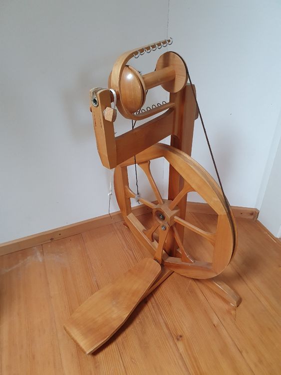 Schönes Humanus Spinnrad aus Holz mit Wolle, guter Zustand (Gebraucht ...