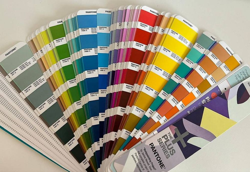 PANTONE Formula Guide Solid Coated Color Book USED 2014 Plus (Gebraucht ...