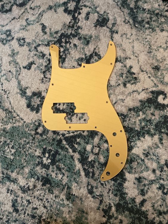 P Bass Gold Pickguard (Gebraucht) in Lutry für CHF 16 – mit Lieferung ...