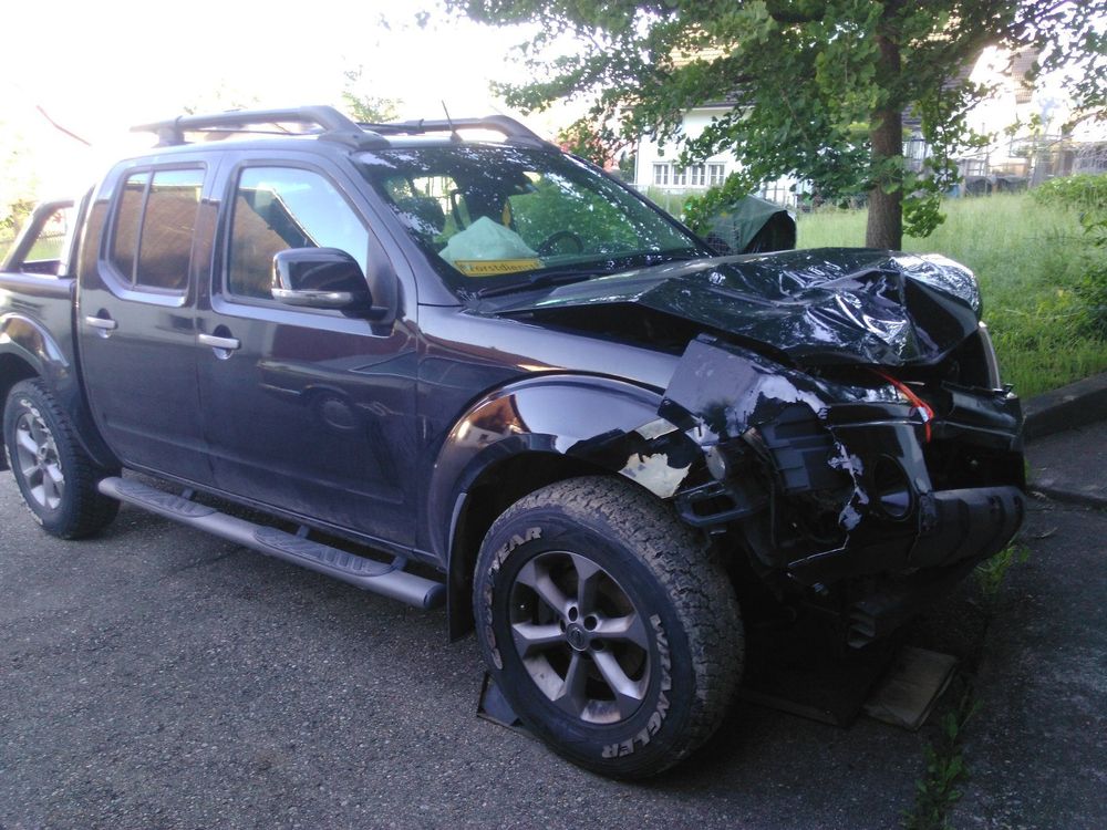 Nissan Navara DC 4WD 2008 mit Frontschaden (Defekt) in Niederbüren für ...