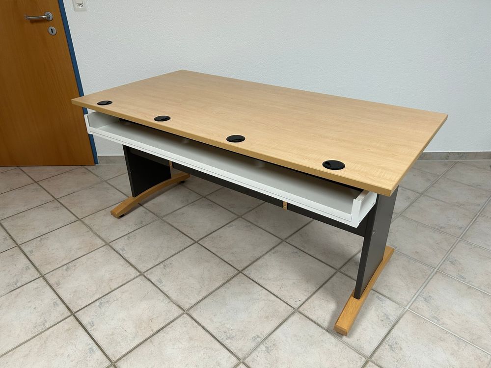 Bürotisch 160x80 mit schwarzen Kabeldurchfürhungen (Gebraucht) in ...