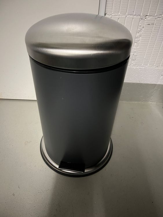 Neuer Treteimer dunkelgrau (Neu (gemäss Beschreibung)) in 0 für CHF 10 – nur Abholung auf ...