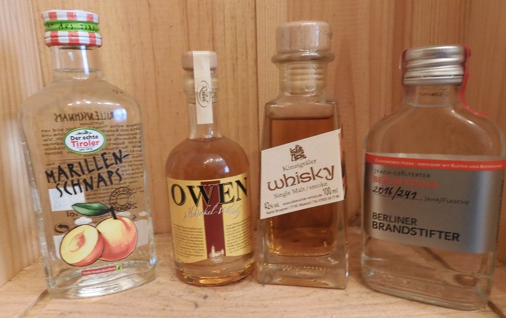 4 kleine feine Flaschen mit Schnaps Whisky Vodka | Kaufen auf Ricardo