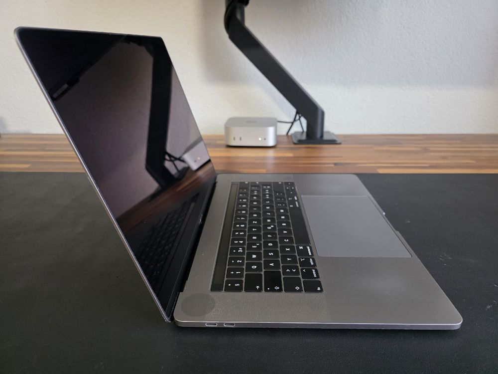 Apple MacBook Pro (15 Zoll, 2019) - 256GB - 16GB - Akku neu! (Gebraucht ...