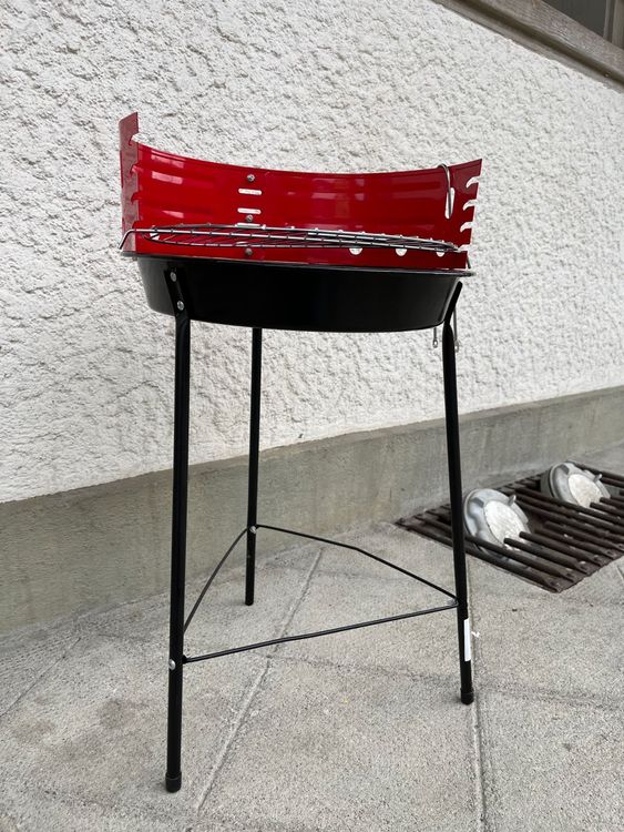 NEU: Kleiner Holzkohlegrill auf drei Beinen - Sehr kompakt (Gebraucht) in Seftigen für CHF 7 ...