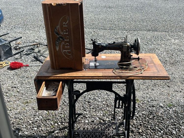 Antike Adler Nähmaschine mit Tisch (ca. 1900) (Gebraucht) in rheineck für CHF 20 – nur Abholung ...