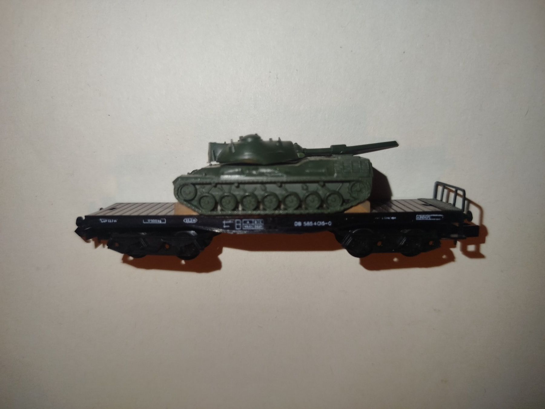 Modelleisenbahn Güterwagen mit Panzer, Spur N (Gebraucht) in Arnegg für ...