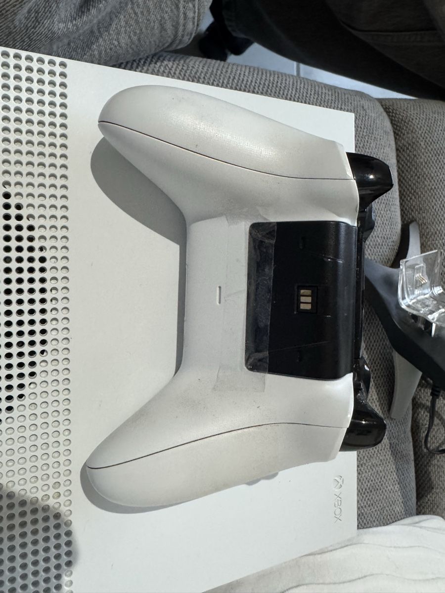 Xbox One S Konsole mit 2 Controllern & Ladestation Top (Gebraucht) in ...